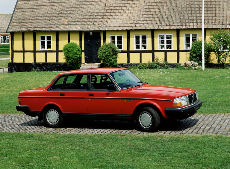 Volvo 240 – A Timeless Icon & History (1976, 1974, 1995)